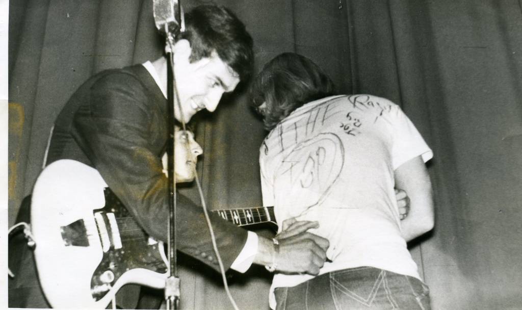 Tee-shirt signing, in true rock star style (1964) – Project Revolver